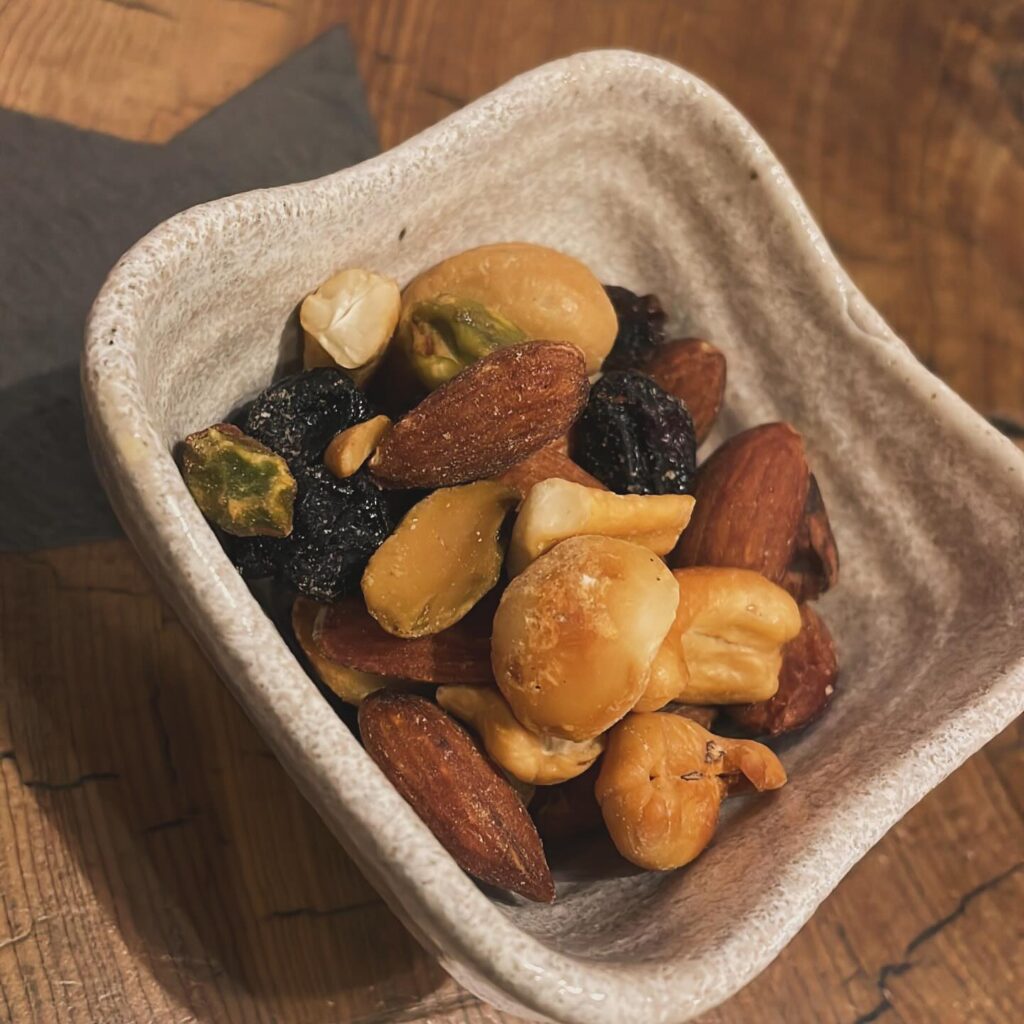 雨がパラパラと降ってきましたが、サカサは今日も元気よくオープンしました☂️ / SAKASA千歳烏山